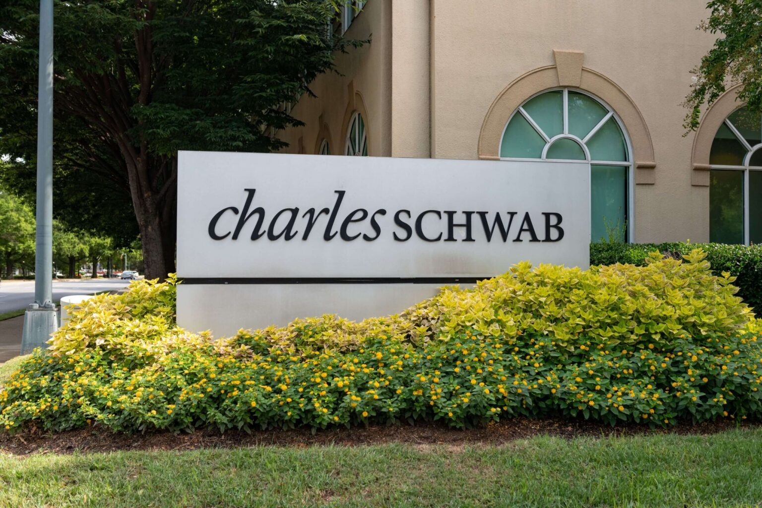 Charles Schwab (SCHW) Stock Climbs on Stellar Q1 Earnings Beat - Blockonomi