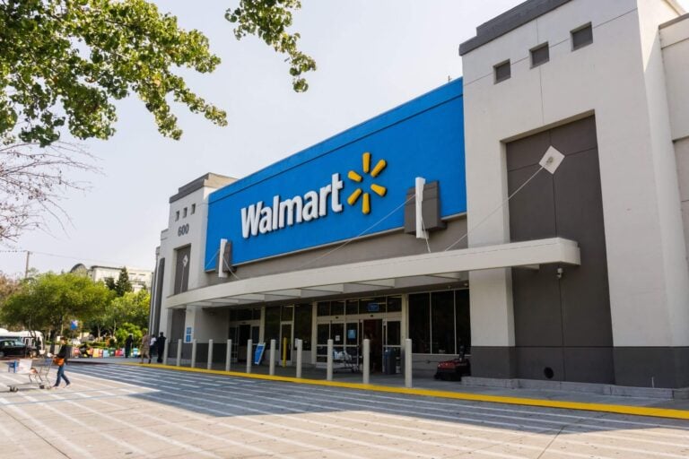 Walmart (WMT) Stock Plunges Over 6% Despite Revenue Beat on Weak ...